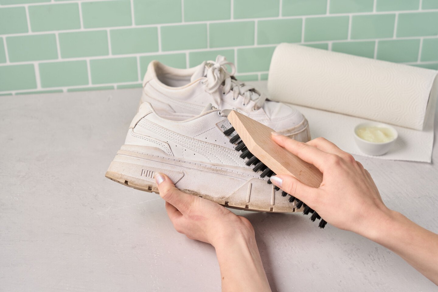 Weiße Sneaker reinigen – Tipps & Tricks für strahlend weiße Schuhe - AT ...